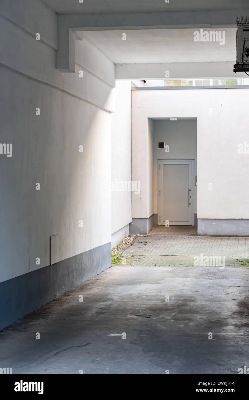 Run down backyard hi-res stock photography and images - Alamy
