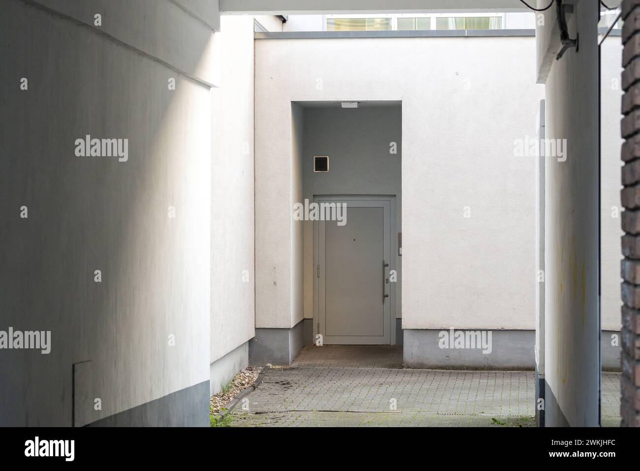 Run down backyard hi-res stock photography and images - Alamy