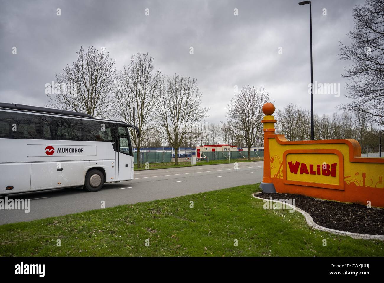 BIDDINGHUIZEN - Buses with asylum seekers arrive at the emergency ...