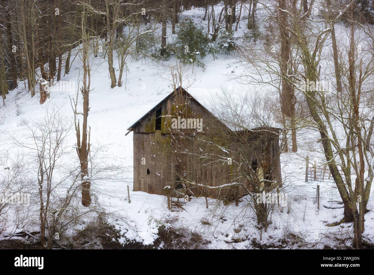 Winter landscape with an old rustic barn in rual Tennessee, USA Stock ...