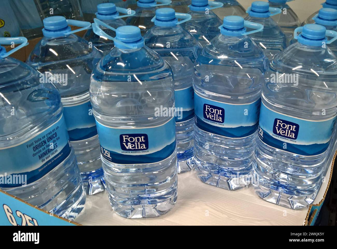 Font Vella Mineralwasser. Foto: FontVella 2,5 Liter Bottle im ...