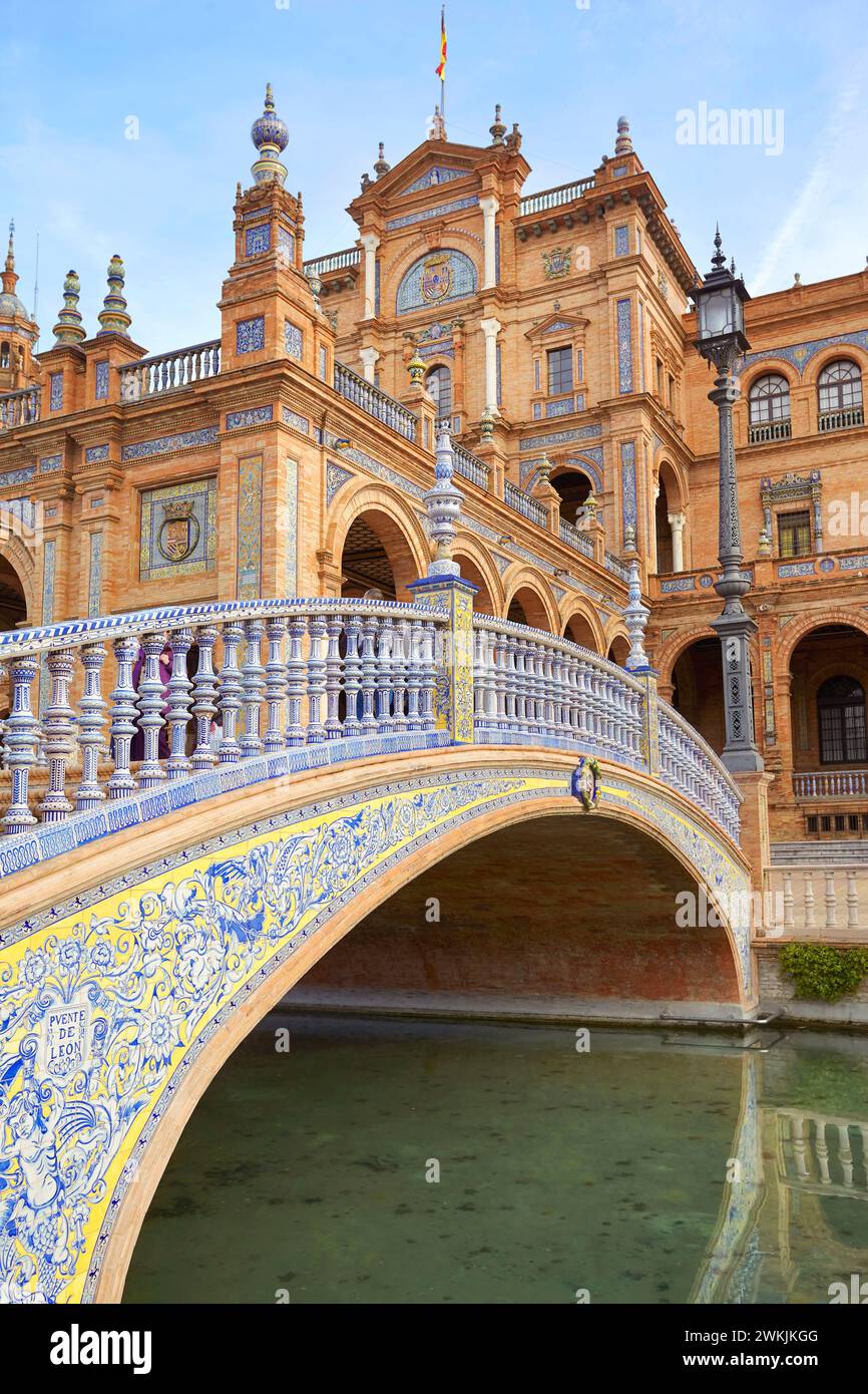 The "Plaza de Espana" square (Spain Square) in the Maria Luisa Park ...