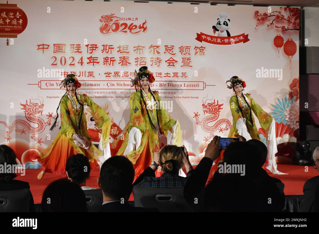 (240221) -- ISTANBUL, Feb. 21, 2024 (Xinhua) -- Artists perform on ...