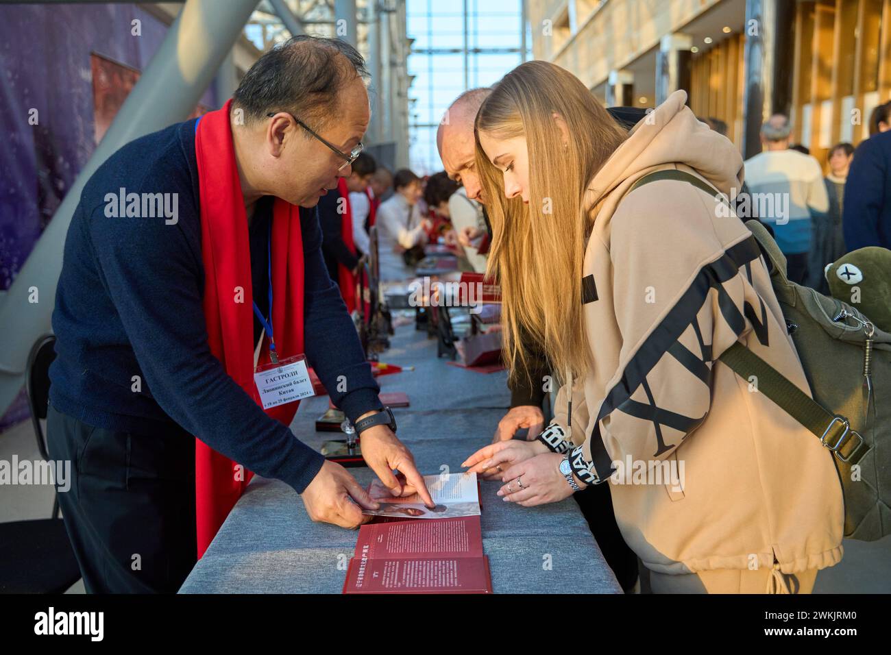 Vladivostok, Russia. 20th Feb, 2024. Visitors talk with a Chinese ...