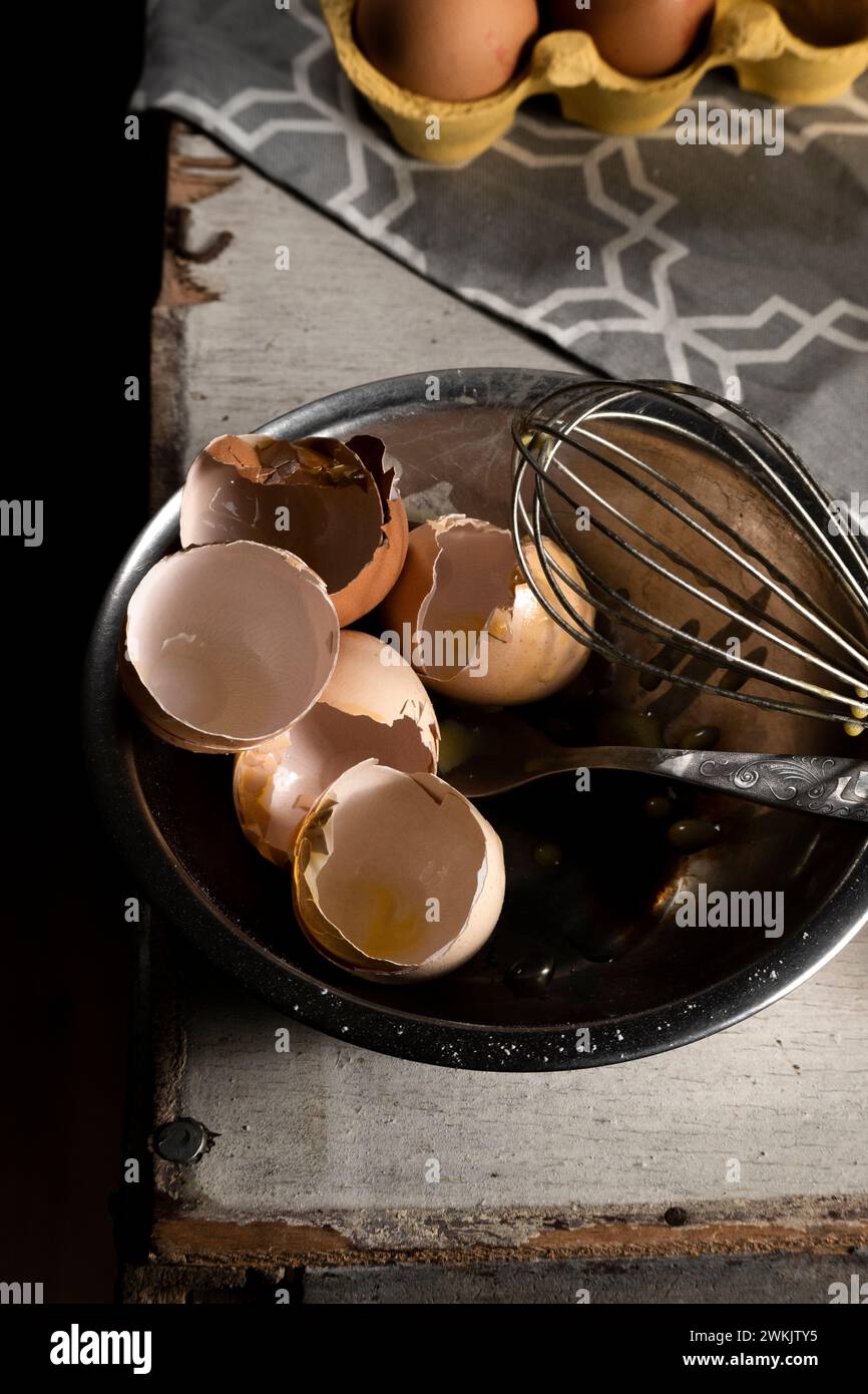Eggshell table hi-res stock photography and images - Alamy