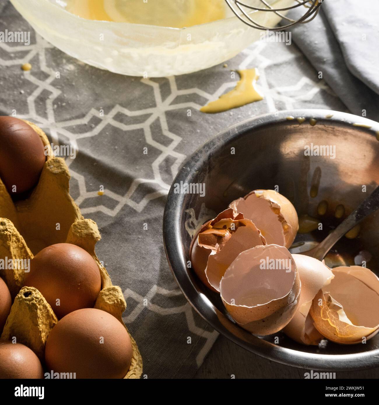 Eggshell table hi-res stock photography and images - Alamy