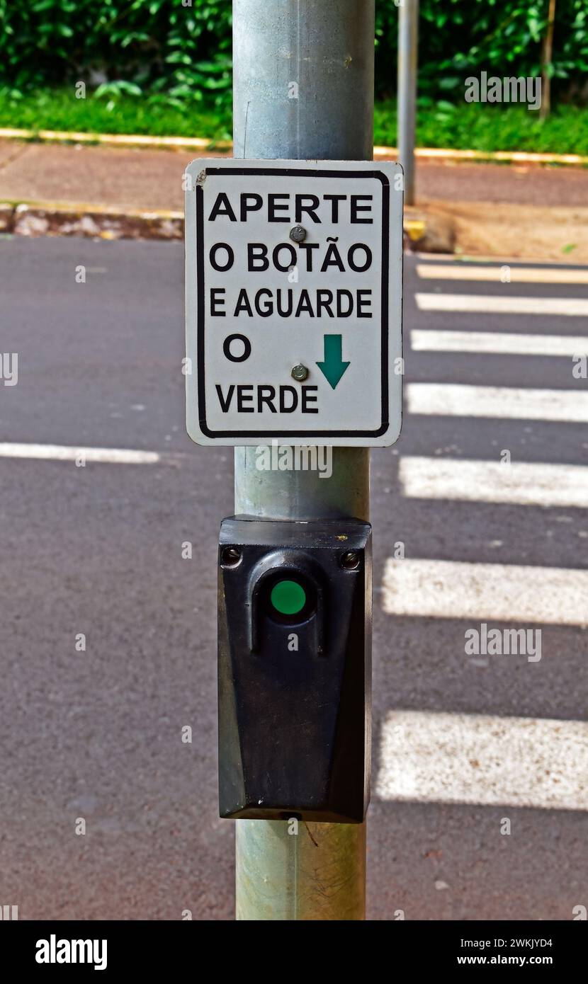 Warning sign in portuguese informing "Press the button and wait for the ...