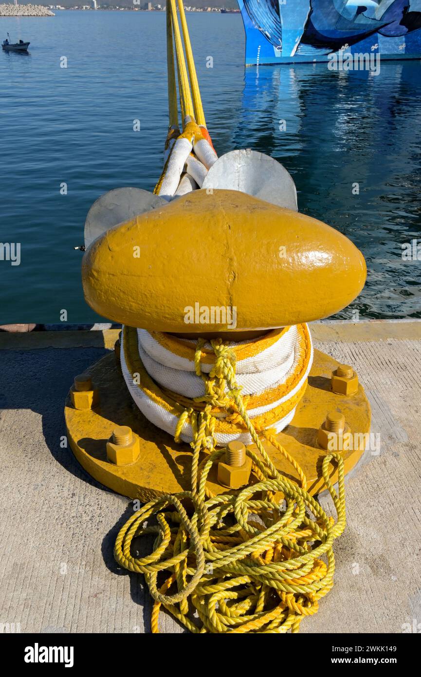 Close up mooring post harbour hi-res stock photography and images - Alamy