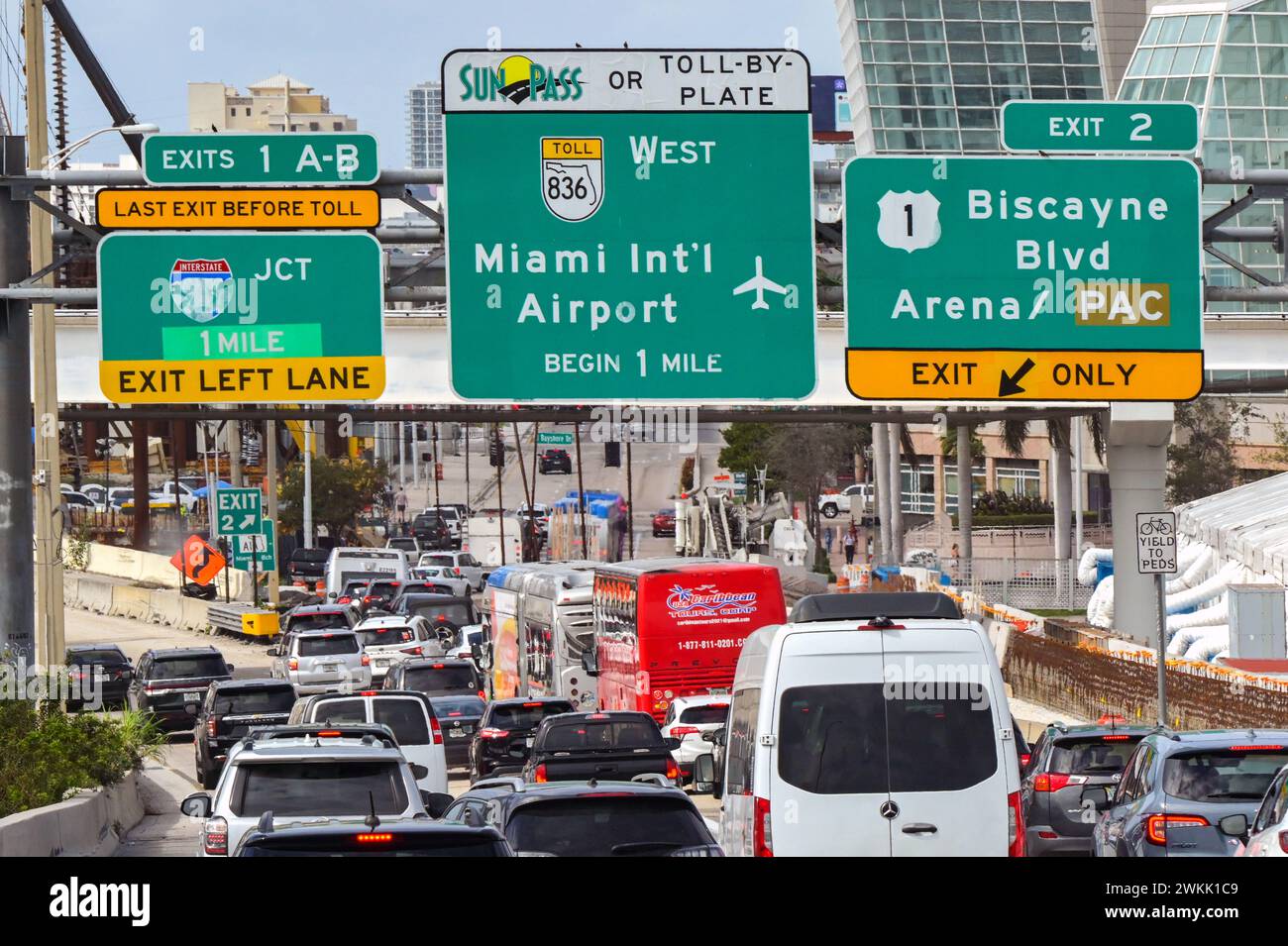 Vehicles exit sign hi-res stock photography and images - Alamy