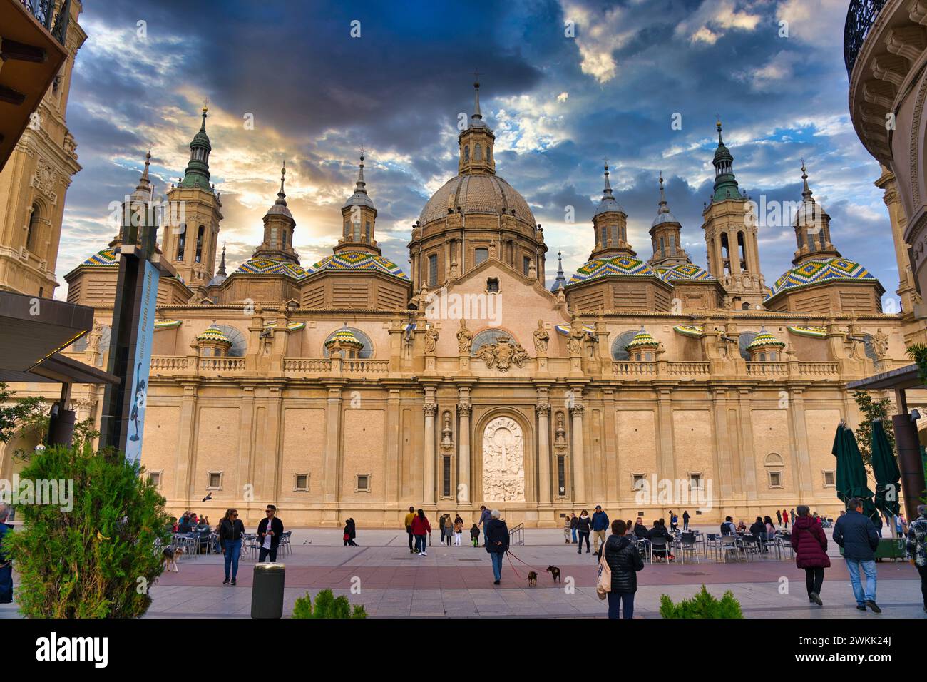 Basilica nuestra seoora del pilar hi-res stock photography and images ...