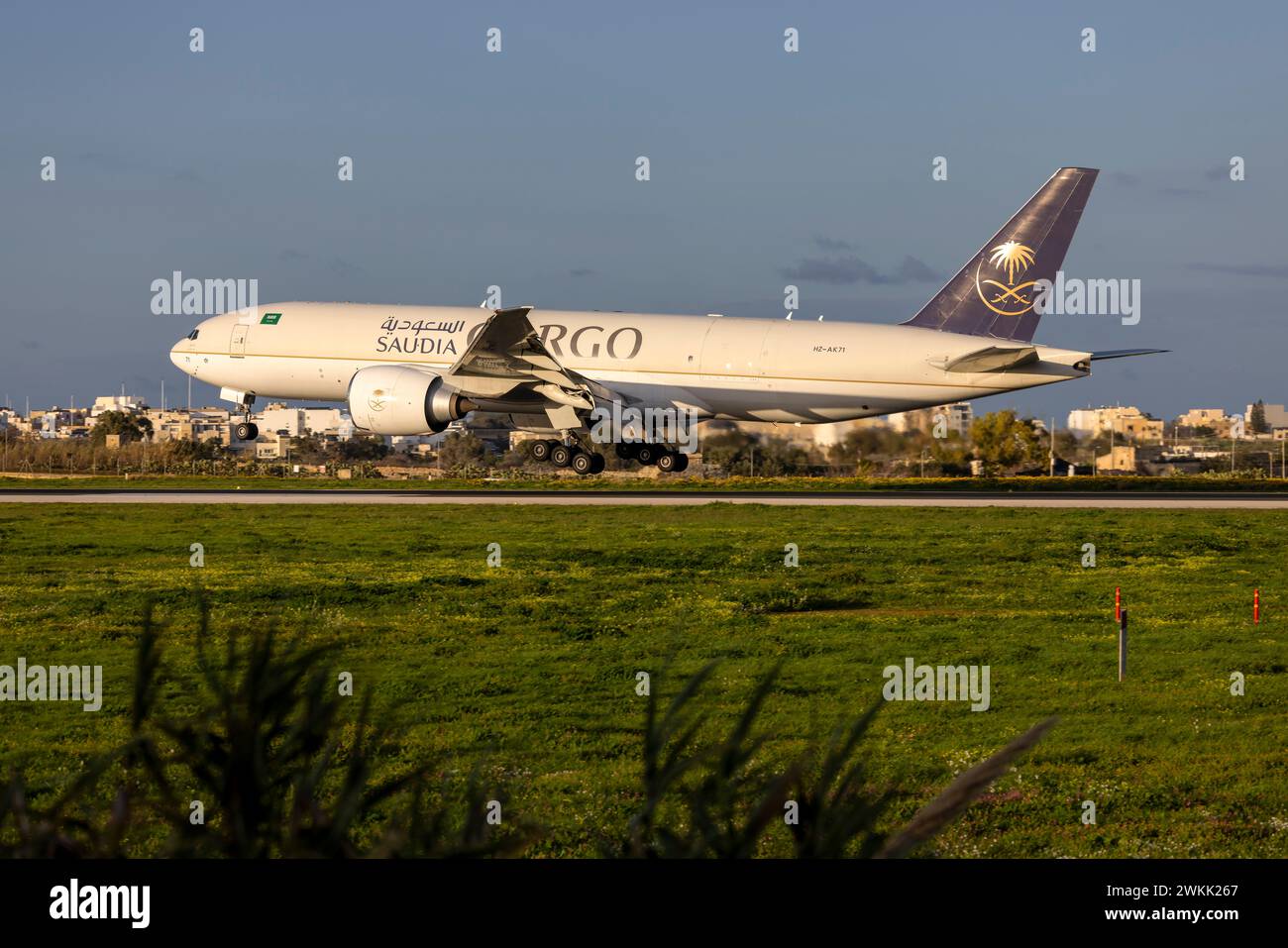 Saudia - Saudi Arabian Airlines Cargo Boeing 777-FFG (REG: HZ-AK71 ...