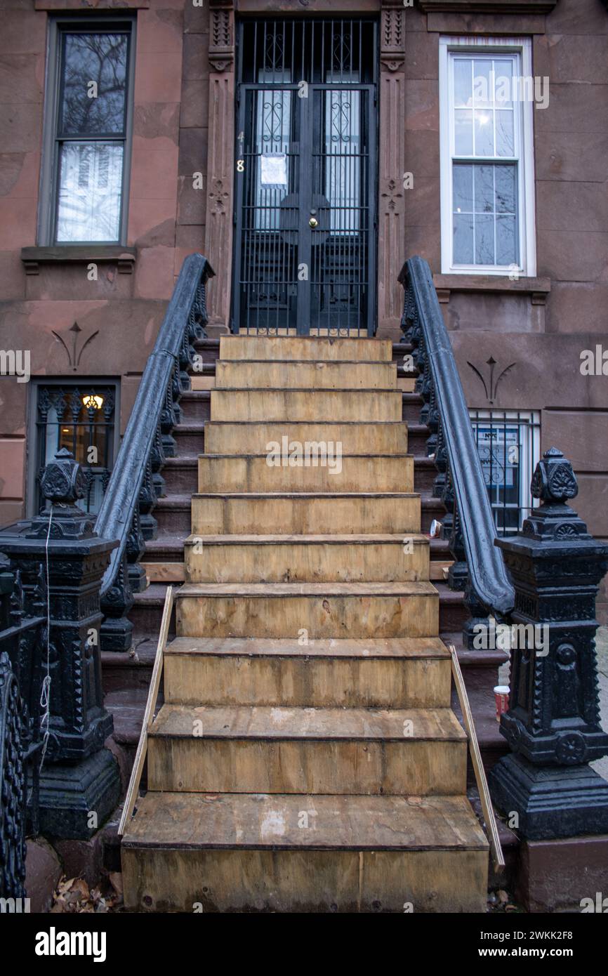 Building entrance stairs hi-res stock photography and images - Alamy