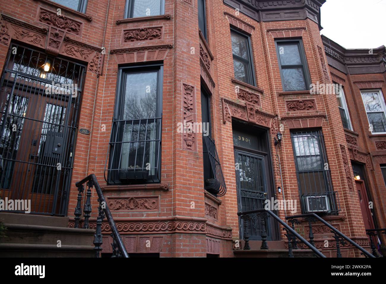 Vintage red brick apartment hi-res stock photography and images - Alamy