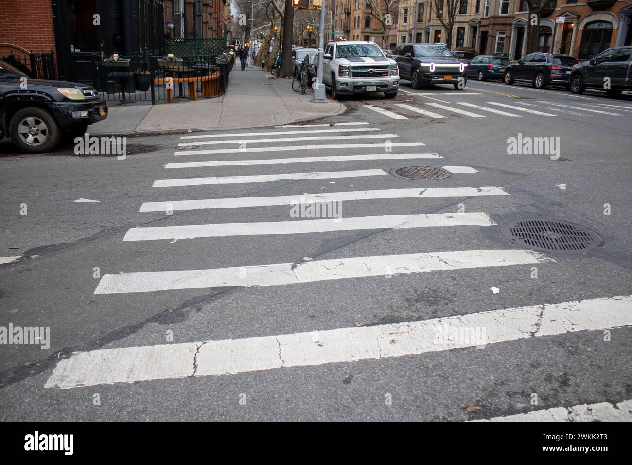 Buildings crosswalk on urban hi-res stock photography and images - Alamy