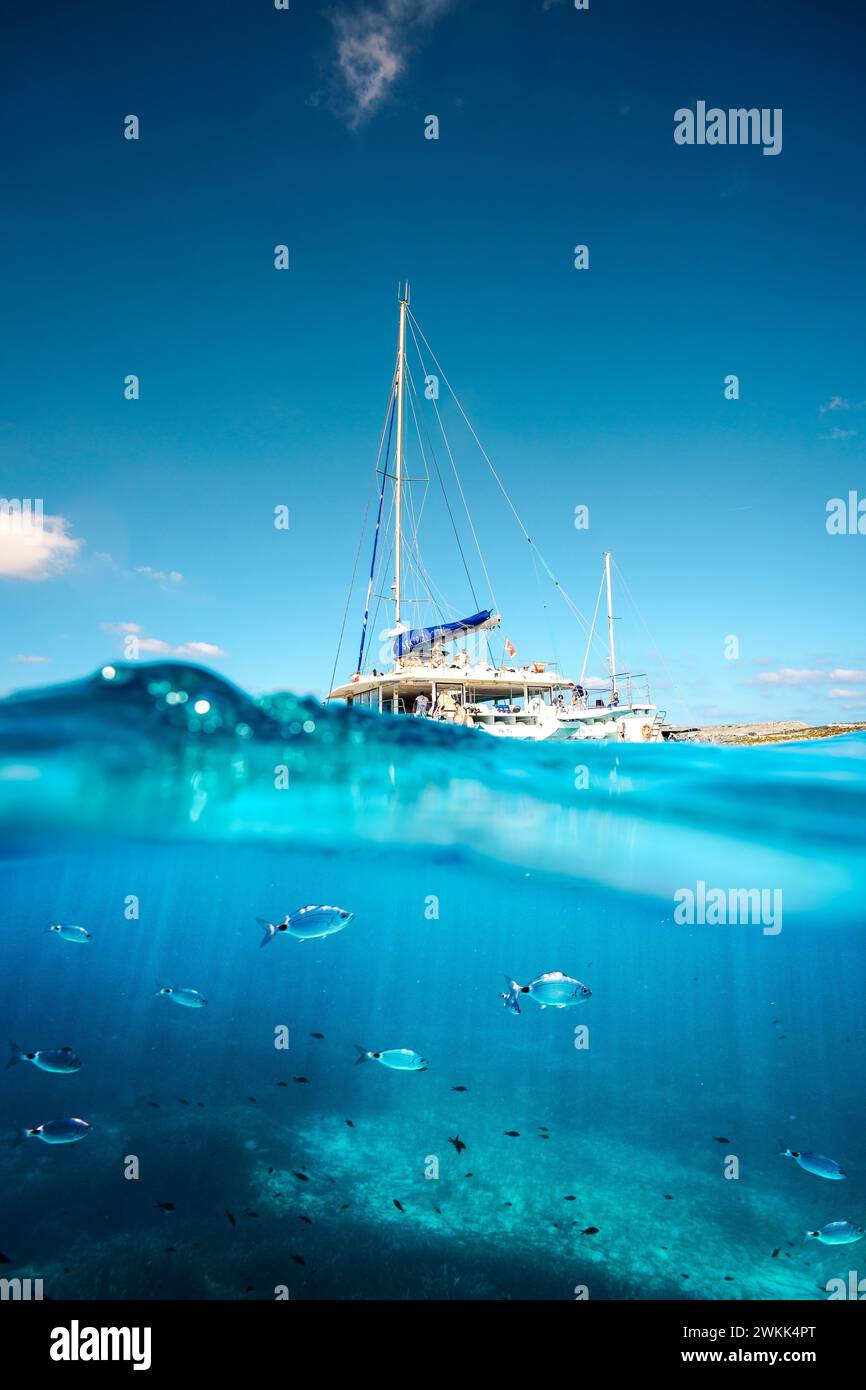 Underwater split Photo of a Boat Stock Photo - Alamy