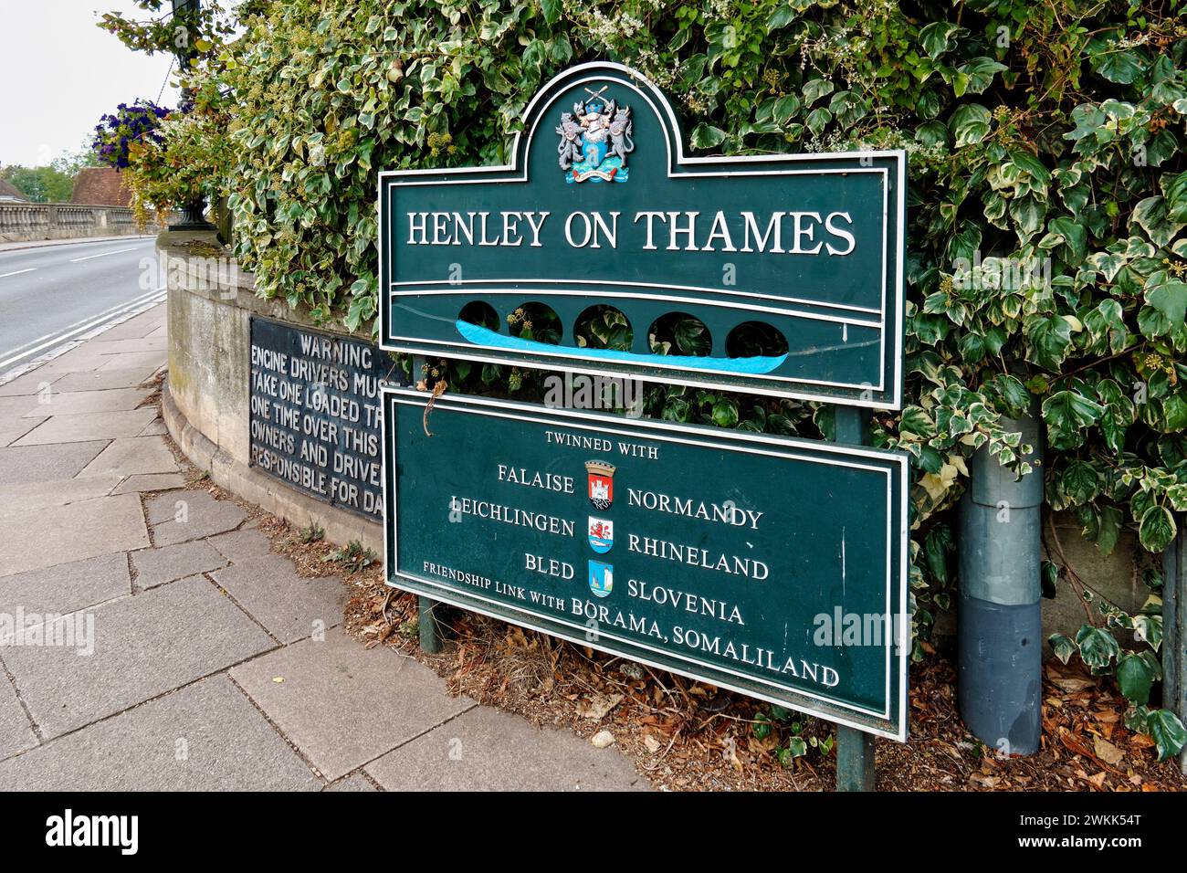 Pavement signs hi-res stock photography and images - Alamy