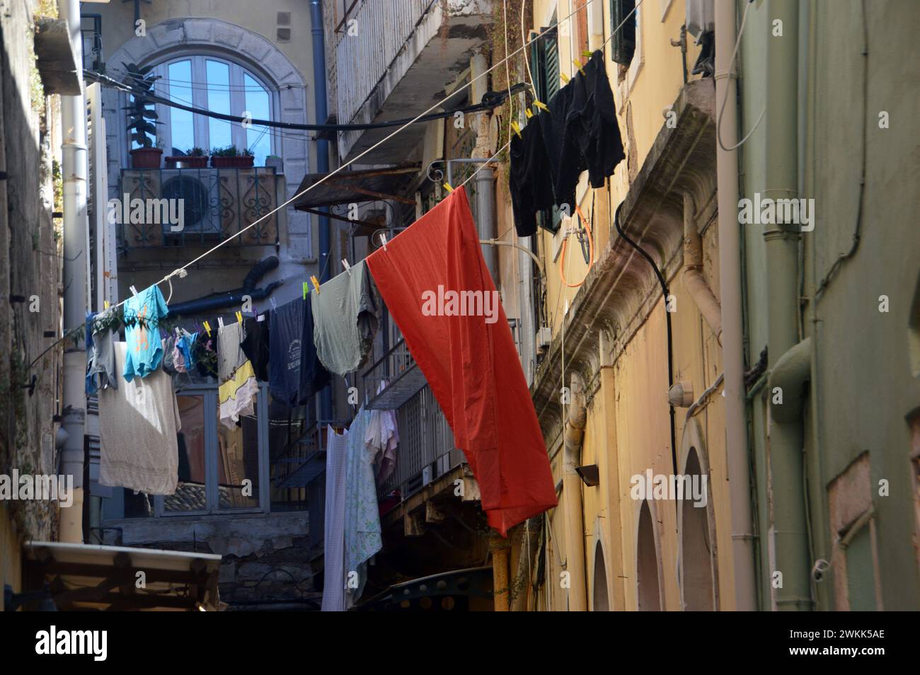 Clothes line between buildings hi-res stock photography and images - Alamy