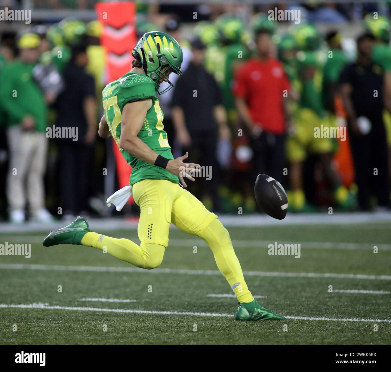 Eugene, USA. 16th Sep, 2023. September 16, 2023 - Oregon Ducks punter ...