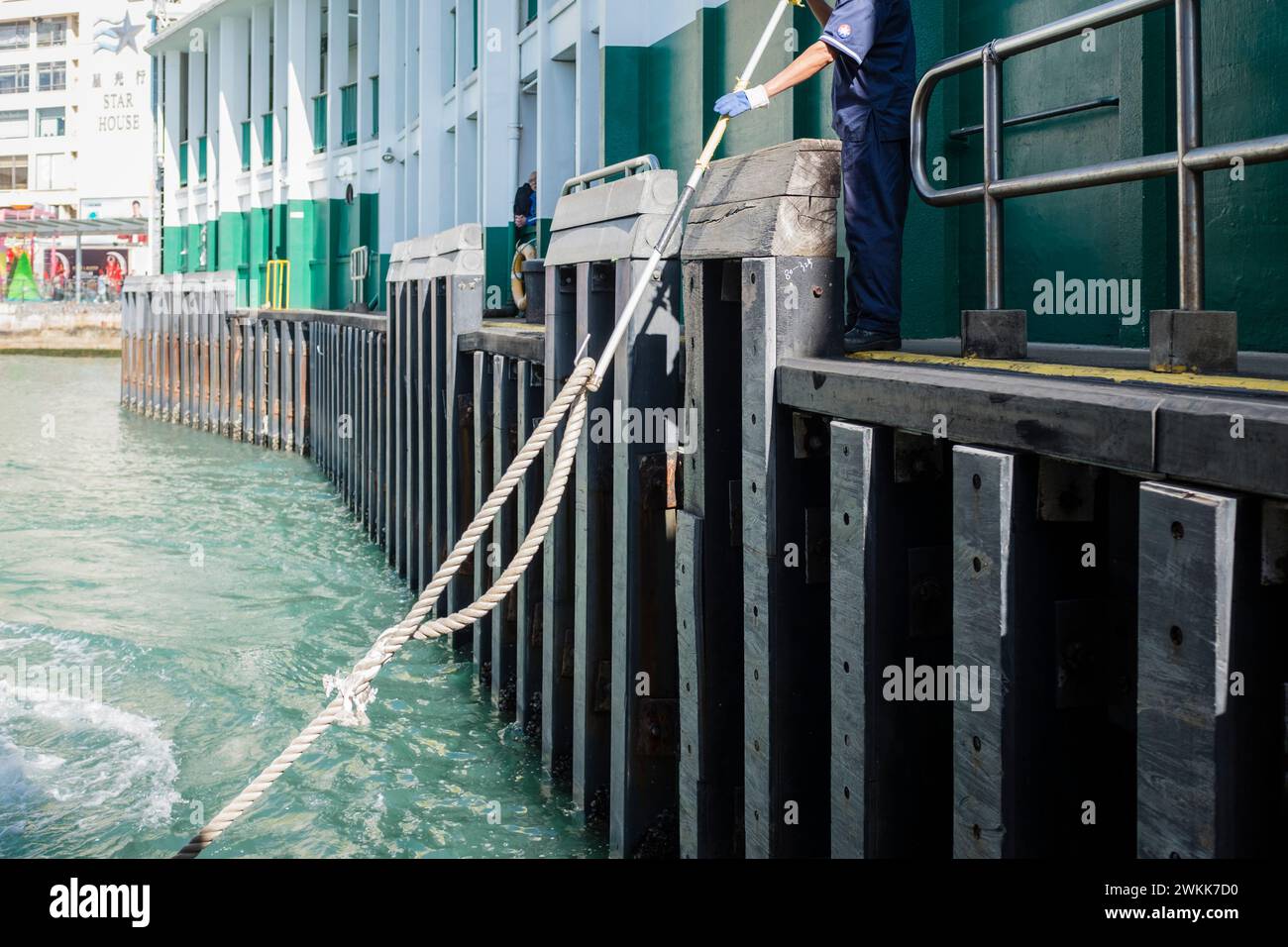 Catching rope to dock ferry Stock Photo - Alamy