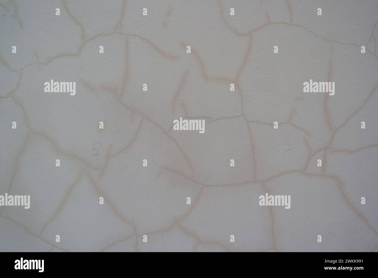 Wall with many cracks in the plaster, structural damage Stock Photo - Alamy