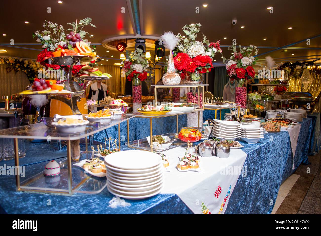 Long banquet table hi-res stock photography and images - Alamy