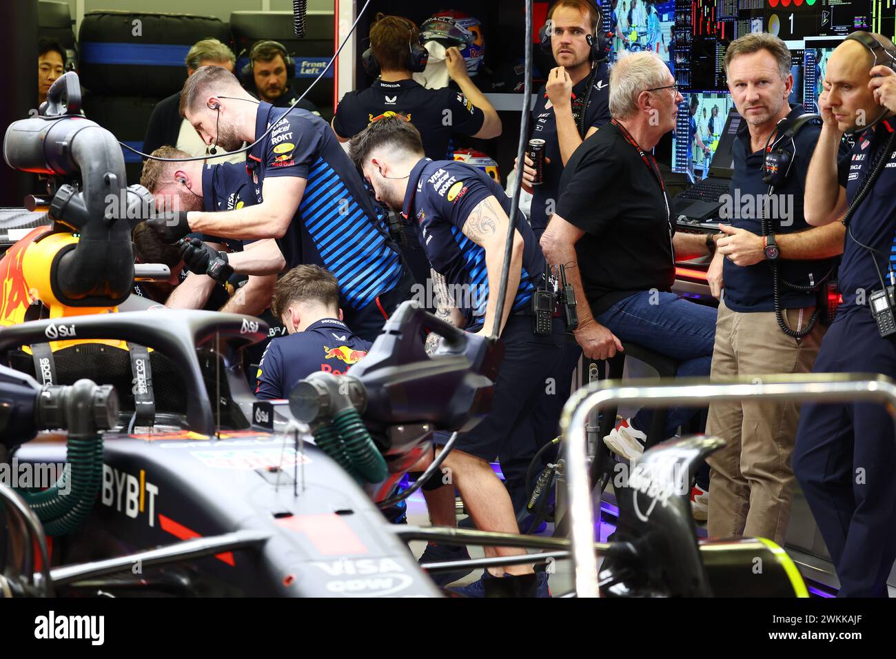 Red bull f1 team mechanics hi-res stock photography and images - Alamy