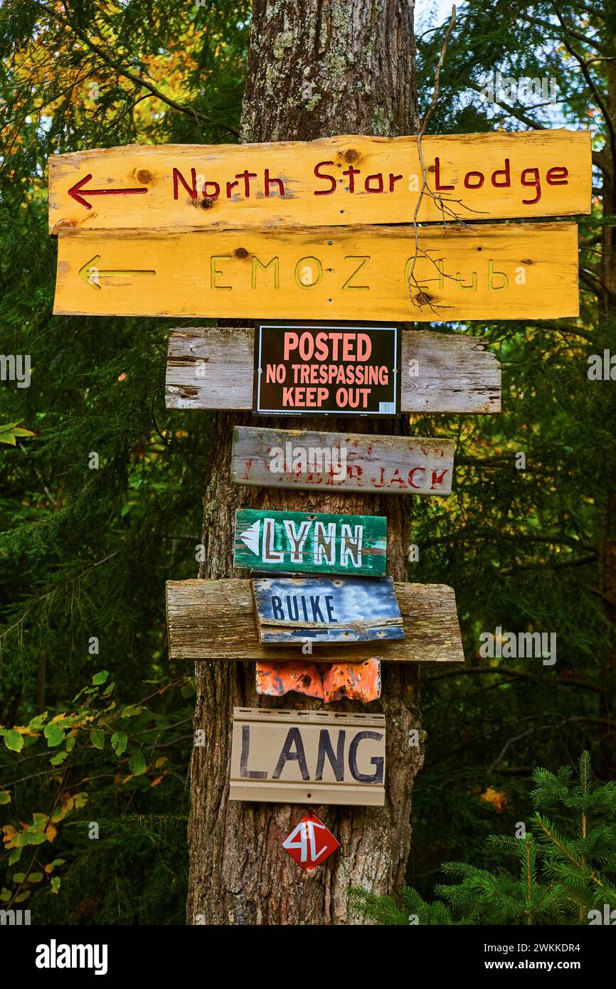 No trespassing signs on wooden hi-res stock photography and images - Alamy