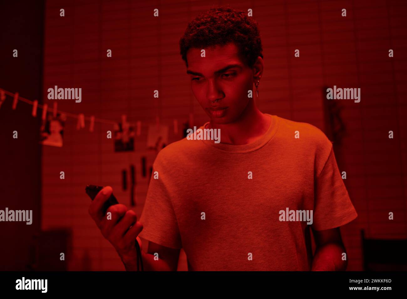 Red lit darkroom hi-res stock photography and images - Alamy