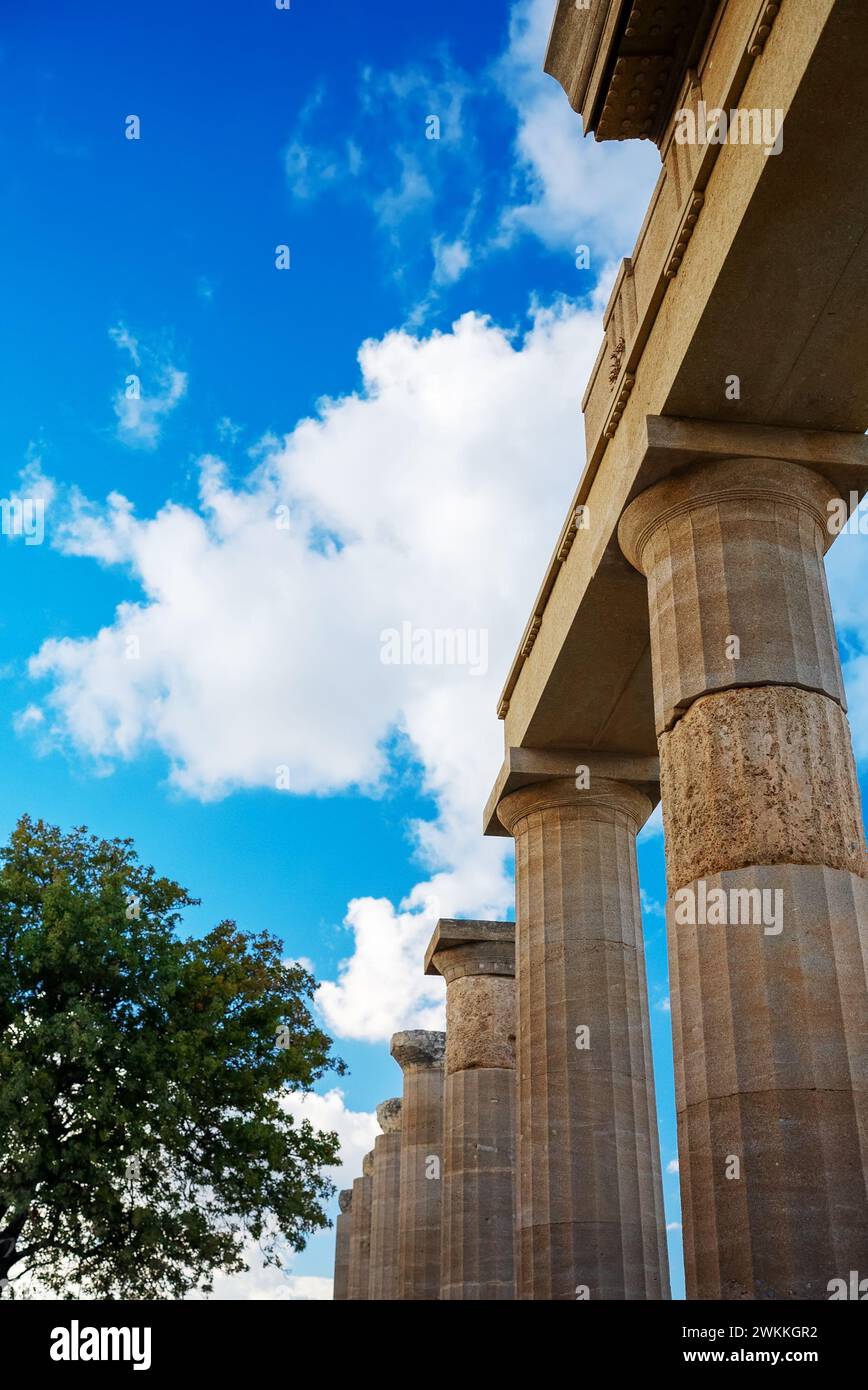 Row of doric columns hi-res stock photography and images - Alamy