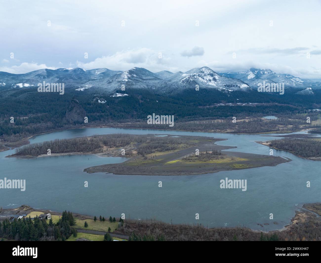 Columbia river gorge separating washington hi-res stock photography and ...