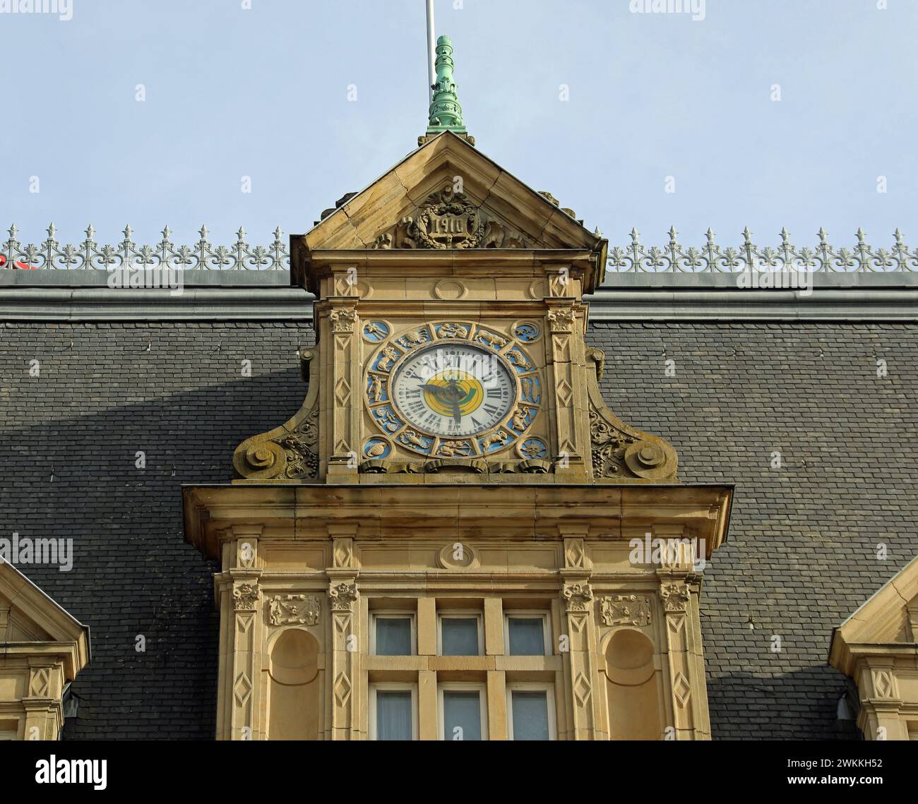 City clock roman numerals hi-res stock photography and images - Alamy