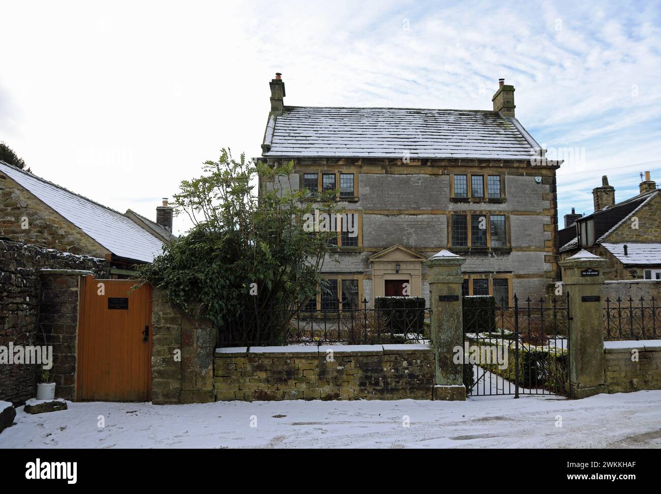 The Old Manse in the Peak District village of Great Hucklow Stock Photo ...