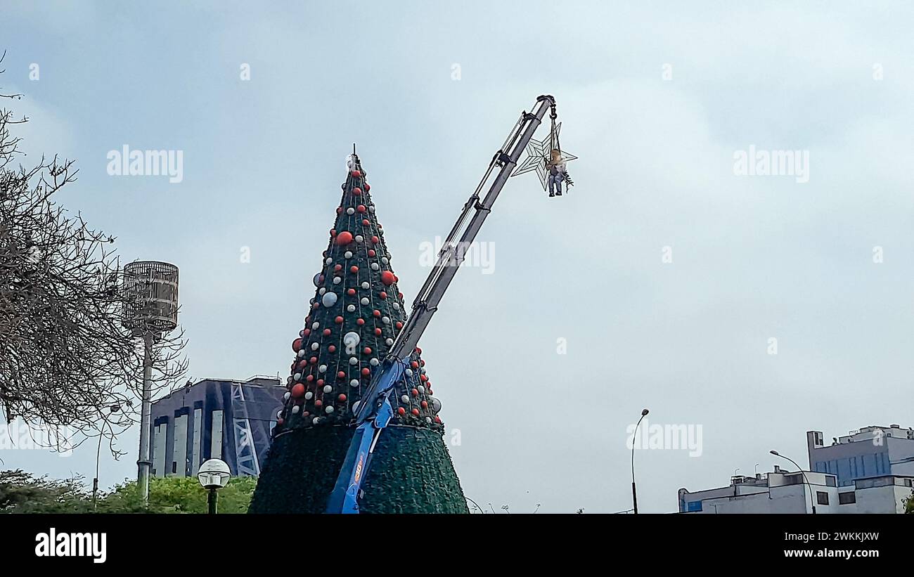Garland flashing on tree christmas hi-res stock photography and images ...