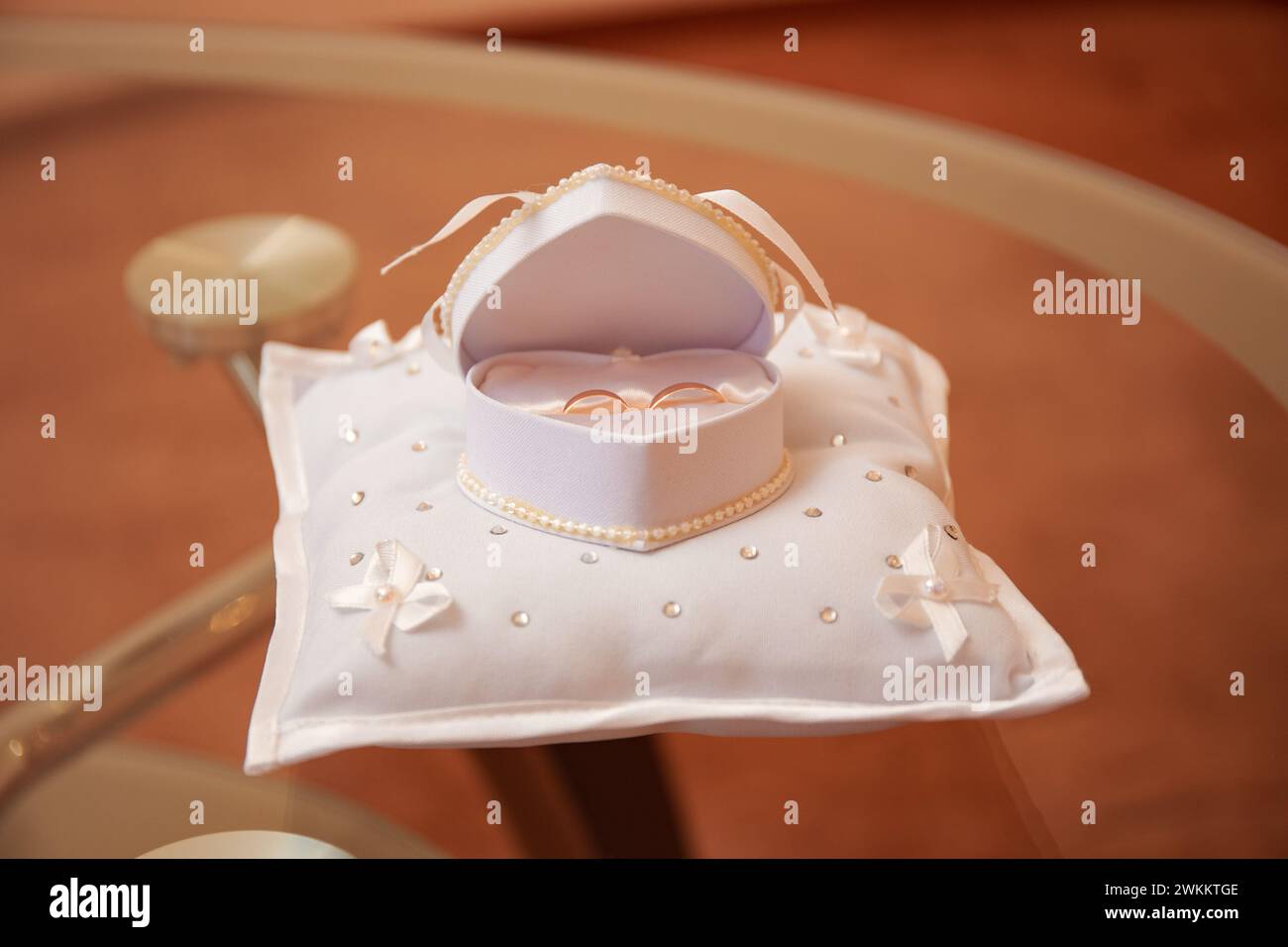 Side view wedding rings hi-res stock photography and images - Alamy