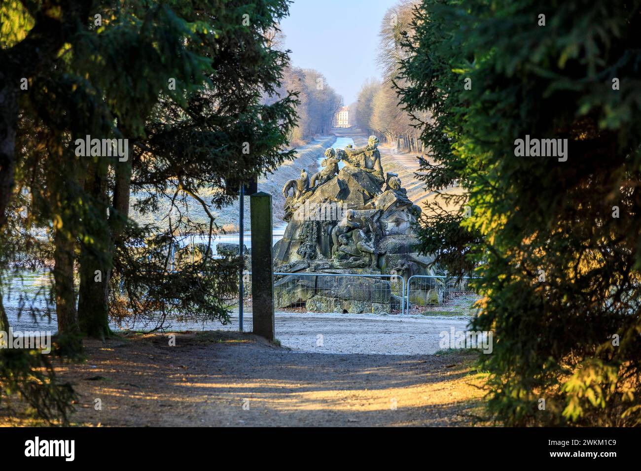 Sichtachse vom Fasanenschlößchen durch den dunklen Laubengang, barocker Venusbrunnen über den ...