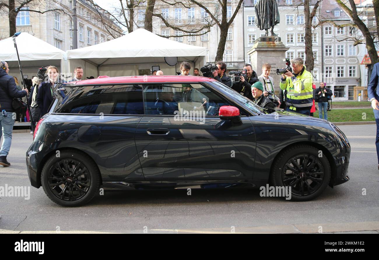 Der britische Aussenminister David Cameron lässt sich einen ...