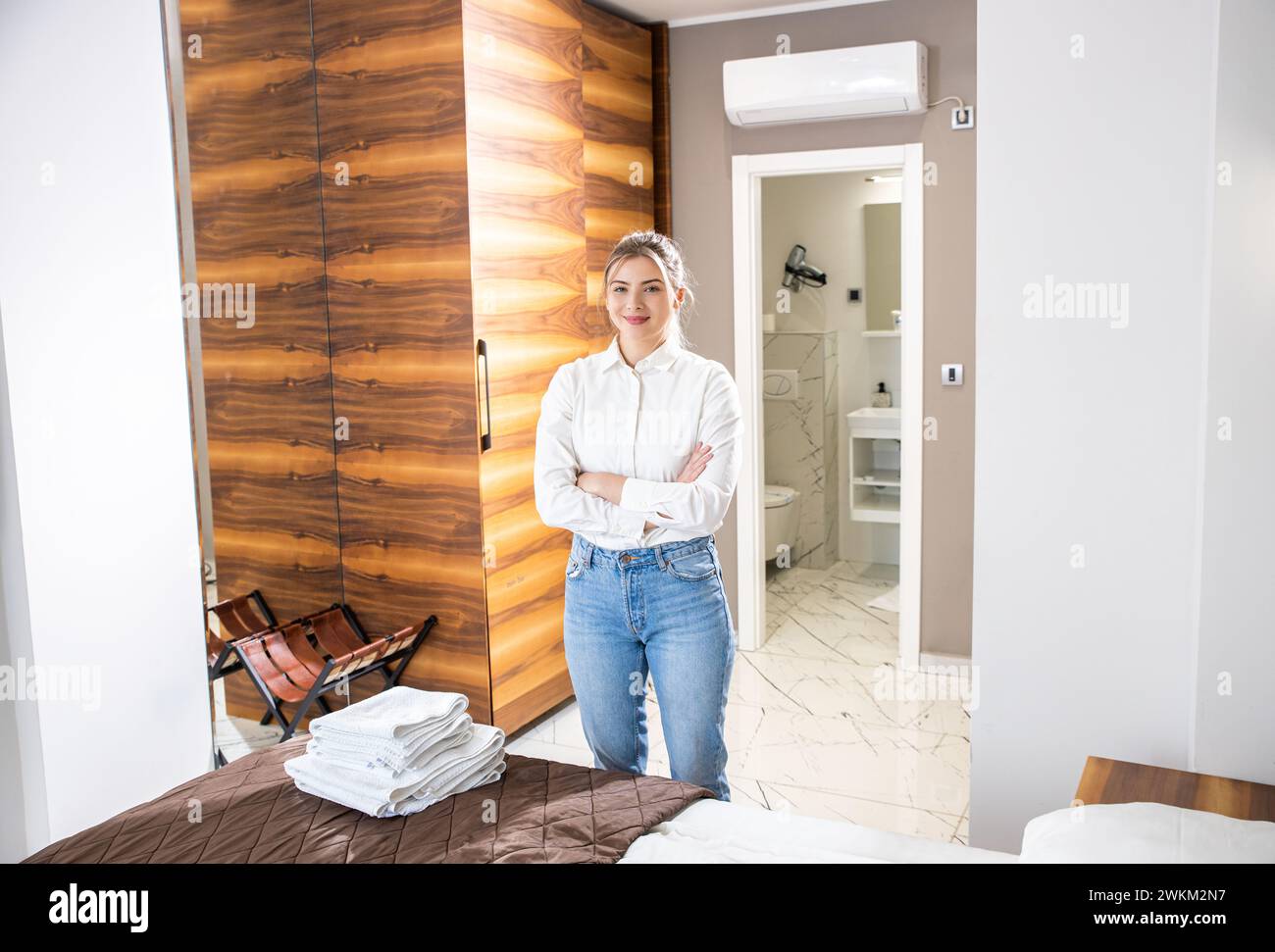 Hotel uniform hi-res stock photography and images - Alamy