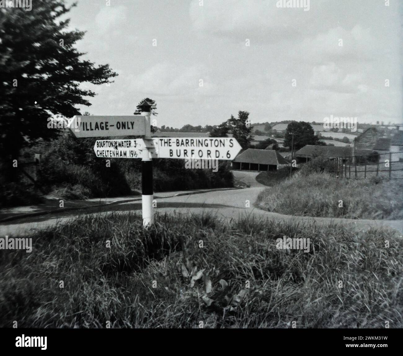 1950s signpost black and white pole hi-res stock photography and images ...