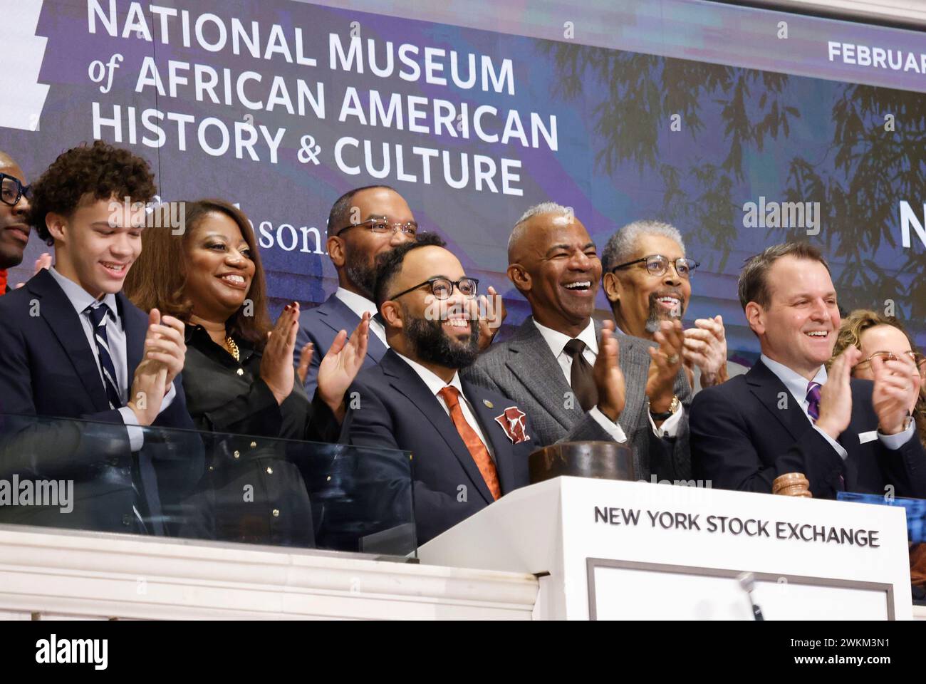 Stock exchange nyse opening bell hi-res stock photography and images ...