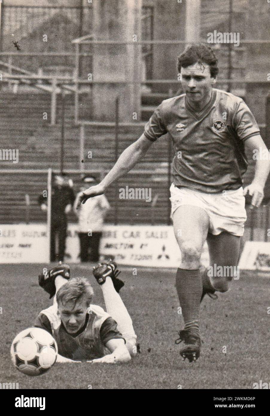 PORTSMOUTHS KEVIN O'CALLAGHAN LEAVES BEHIND STOKE'S LEE DIXON 1986 PIC ...