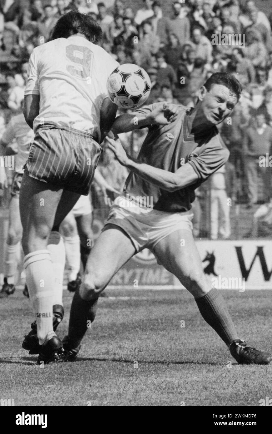 PORTSMOUTHS KEVIN O'CALLAGHAN AND MILWALLS JIMMY CARTER 1986 PIC MIKE ...