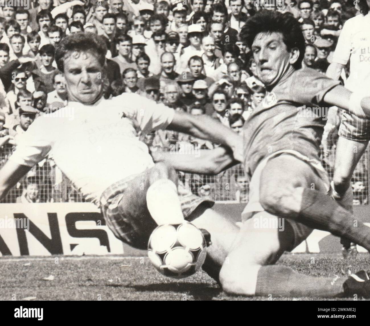 POMPEY'S PAUL MARINER AND MILLWALLS ALAN McCLEARY 1987 PIC MIKE WALKER ...