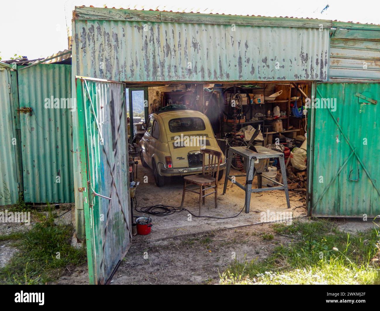 Italian race car in garage hi-res stock photography and images - Alamy