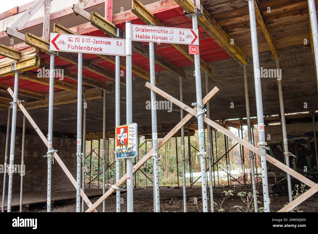 Platform safety barriers hi-res stock photography and images - Alamy