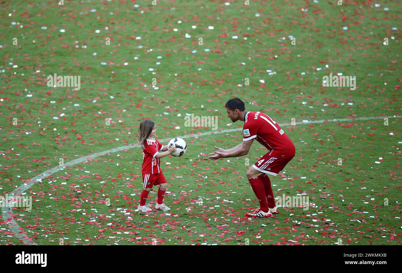 Xabi Alonso ( FC Bayern ) mit Tochter Emma bei der Meisterschaftsfeier ...