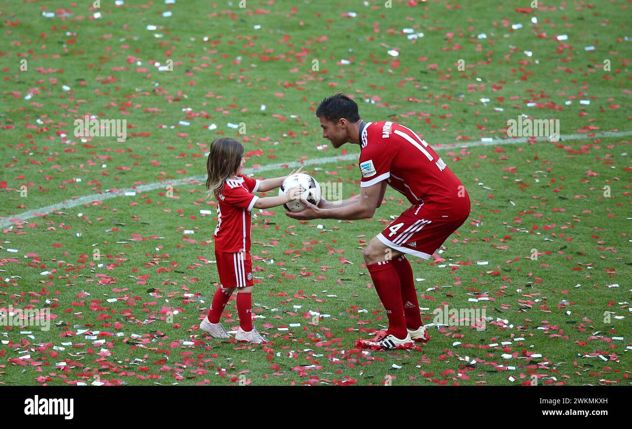 Xabi Alonso ( FC Bayern ) mit Tochter Emma bei der Meisterschaftsfeier ...