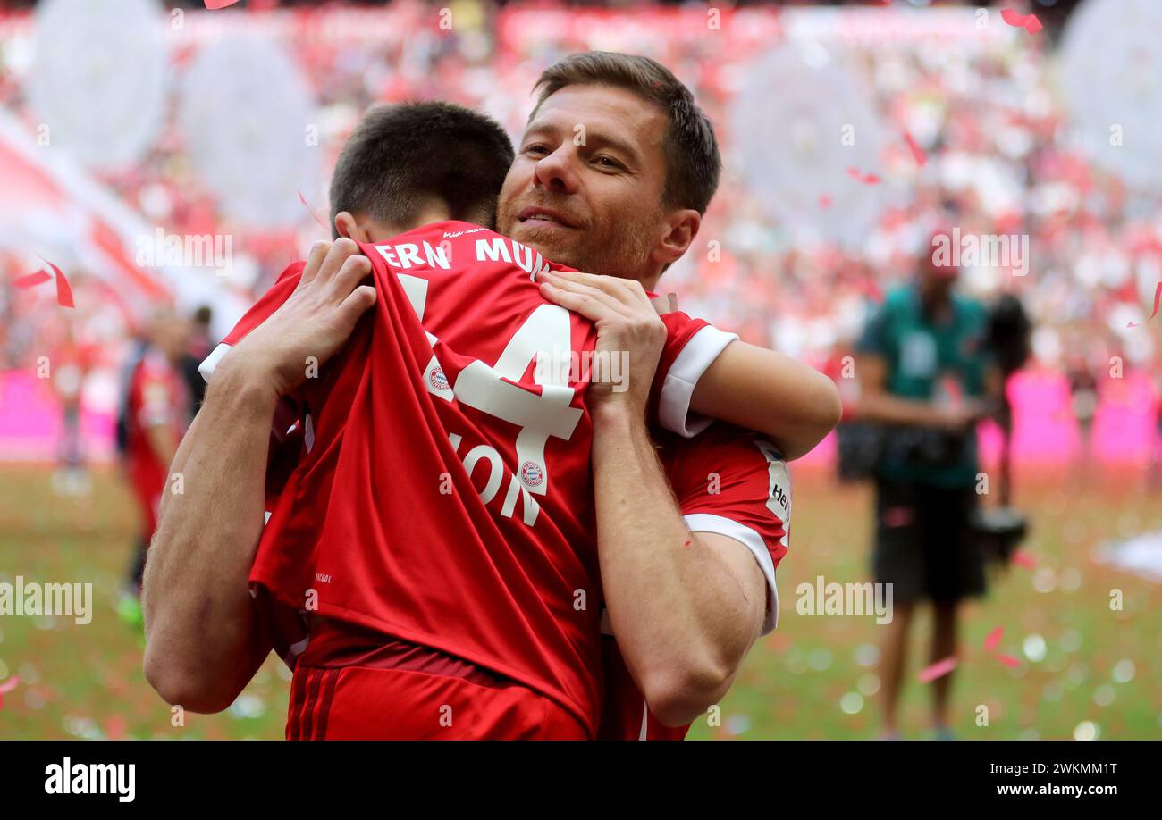 Xabi Alonso FC Bayern MŸnchen tršstet seinen Sohn FC Bayern MŸnchen ...