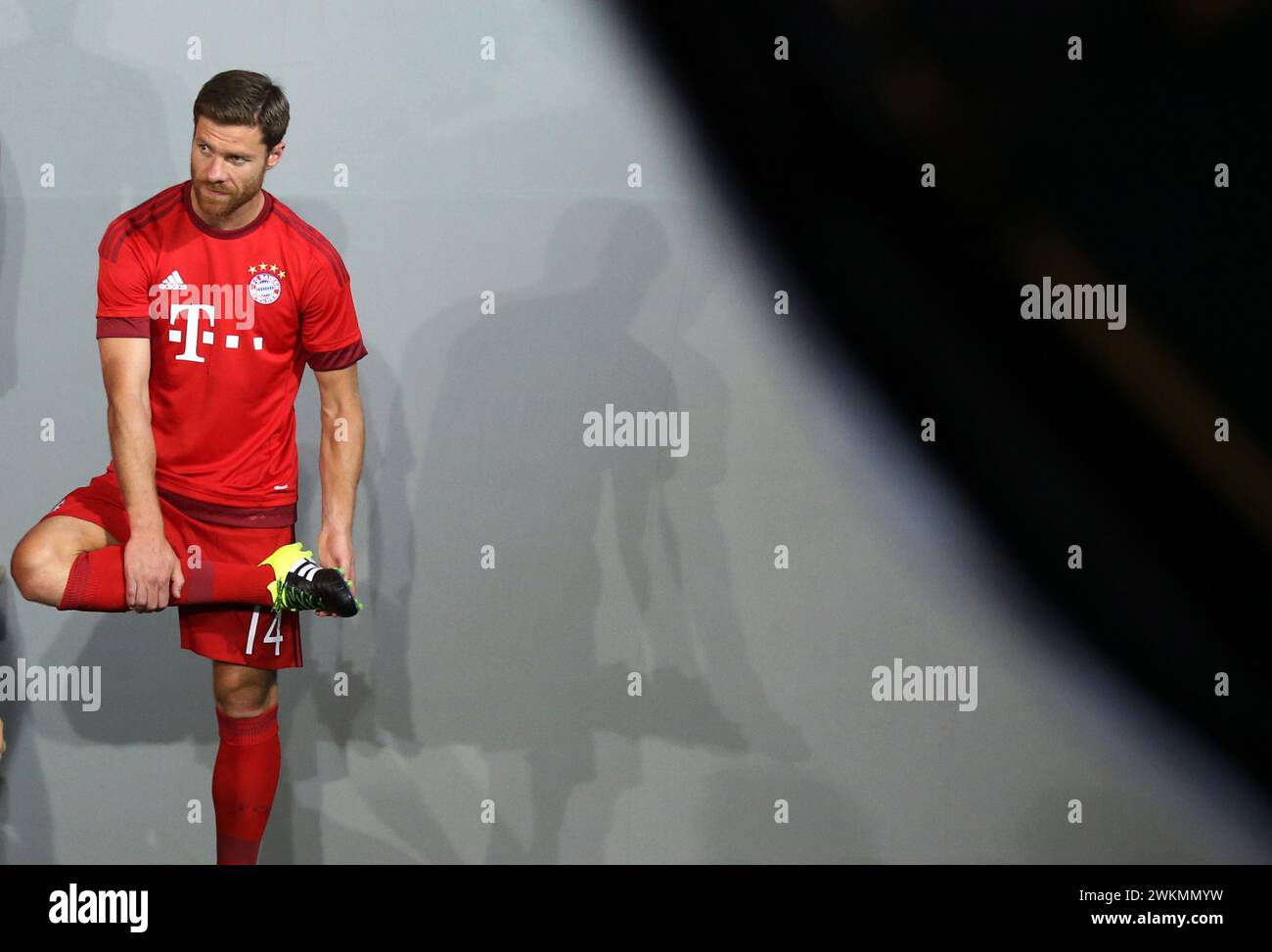 Xabi Alonso ( FC Bayern München ) Fussball Bundesliga Saison 2015 / ...