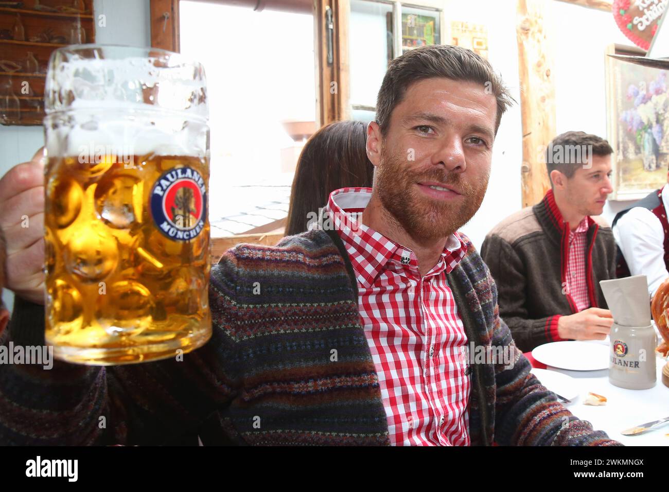 Xabi Alonso FC Bayern MŸnchen mit mit Bier FC Bayern auf der Wiesn auf ...