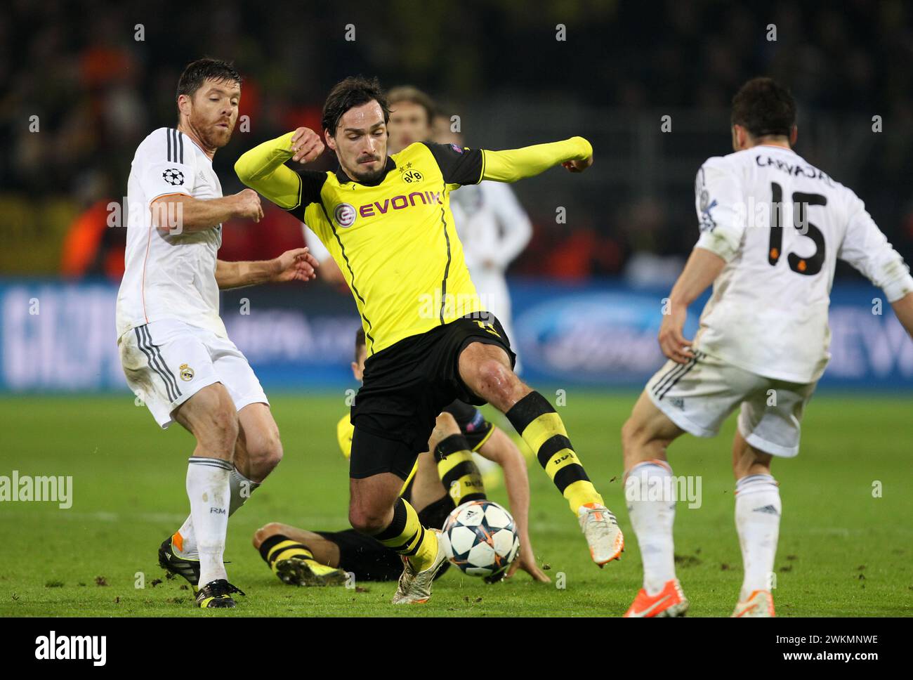 Mats Hummels ( Borussia Dortmund ) gegen Xabi Alonso (li. Real Madrid ), Daniel Carvajal (19 ...